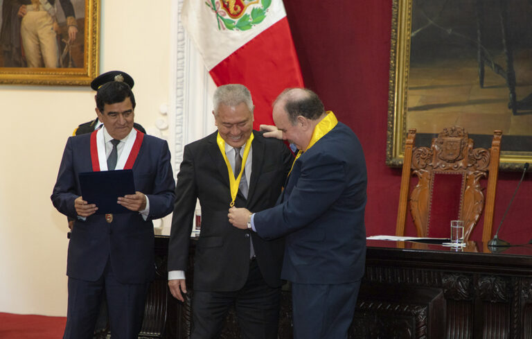 Ing. Erasmo Wong recibe Medalla de Lima por su trayectoria empresarial ...